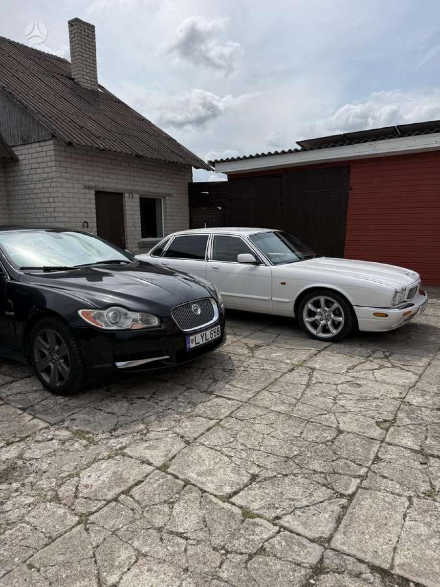 Black Jaguar XF 2010 in Vilnius, with an engine capacity of 2.99 L and mileage of 290 thousand km for 5000 €, photo 14 on AUTOMOTO.COM.LV