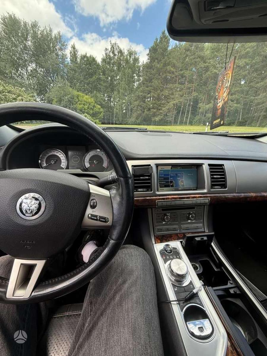 Black Jaguar XF 2010 in Vilnius, with an engine capacity of 2.99 L and mileage of 290 thousand km for 5000 €, photo 15 on AUTOMOTO.COM.LV