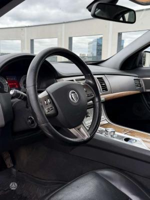 Black Jaguar XF 2010 in Vilnius, with an engine capacity of 2.99 L and mileage of 270 thousand km for 3650 €, photo 6 on AUTOMOTO.COM.LV