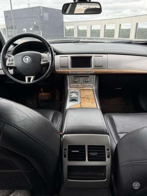 Black Jaguar XF 2010 in Vilnius, with an engine capacity of 2.99 L and mileage of 270 thousand km for 3650 €, photo 8 on AUTOMOTO.COM.LV