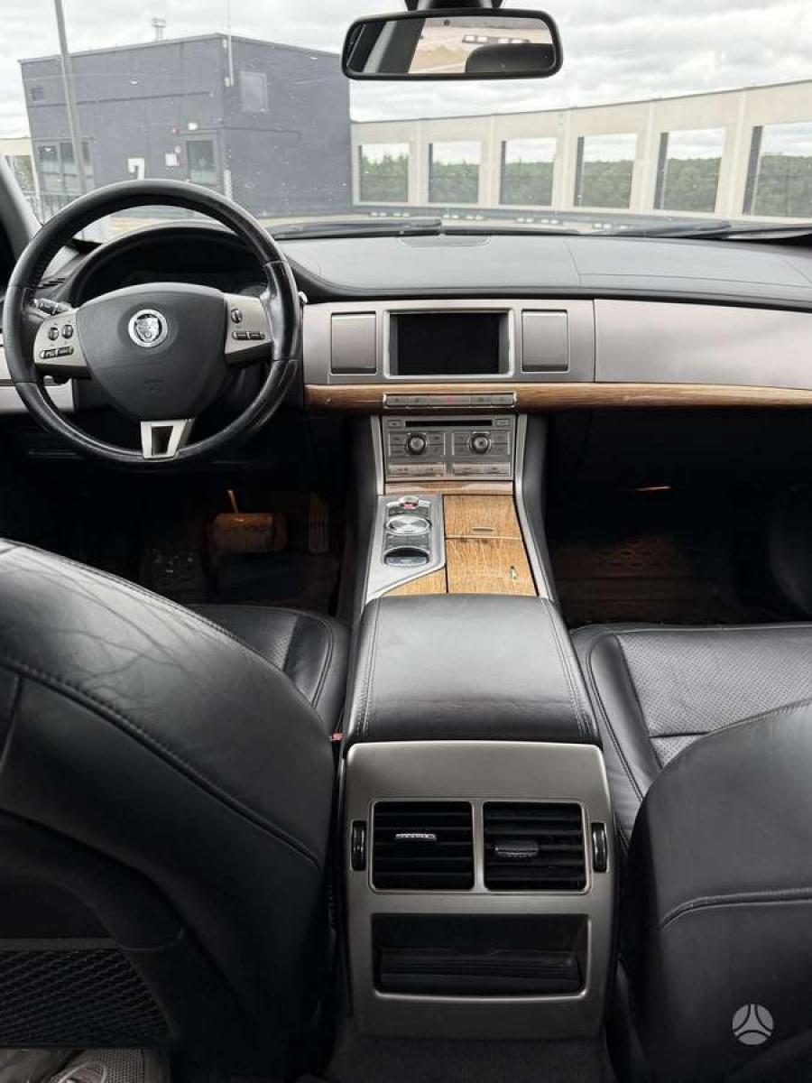 Black Jaguar XF 2010 in Vilnius, with an engine capacity of 2.99 L and mileage of 270 thousand km for 3650 €, photo 8 on AUTOMOTO.COM.LV
