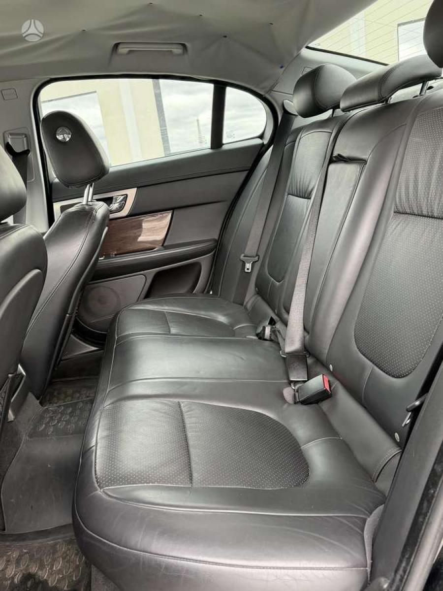 Black Jaguar XF 2010 in Vilnius, with an engine capacity of 2.99 L and mileage of 270 thousand km for 3650 €, photo 9 on AUTOMOTO.COM.LV