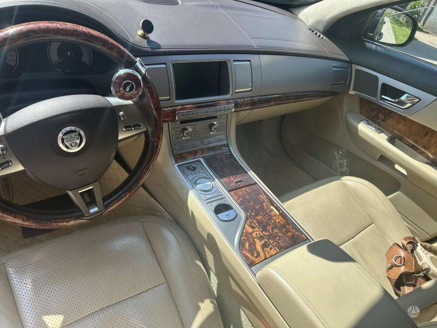 Melns Jaguar XF 2010 Naujoji Akmenė, ar dzinēja tilpumu 2.99 L un nobraukumu 283 tūkst. km par 4700 €, foto 6 vietnē AUTOMOTO.COM.LV