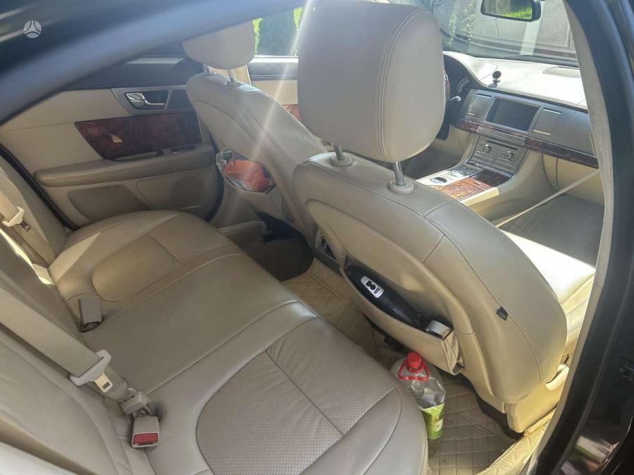 Melns Jaguar XF 2010 Naujoji Akmenė, ar dzinēja tilpumu 2.99 L un nobraukumu 283 tūkst. km par 4700 €, foto 14 vietnē AUTOMOTO.COM.LV