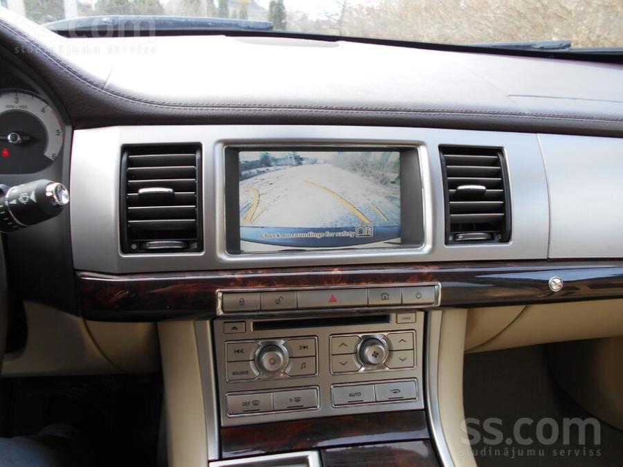 Black Jaguar XF 2011 in Daugavpils, with an engine capacity of 3.00 L and mileage of 183 thousand km for 7700 €, photo 7 on AUTOMOTO.COM.LV
