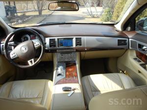 Black Jaguar XF 2011 in Daugavpils, with an engine capacity of 3.00 L and mileage of 183 thousand km for 7700 €, photo 8 on AUTOMOTO.COM.LV