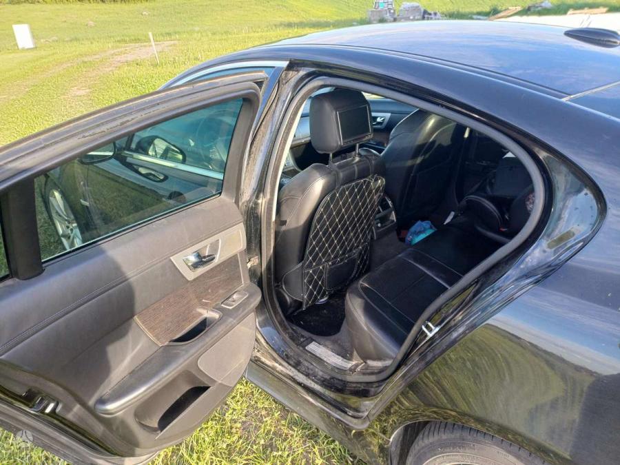 Black Jaguar XF 2011 in Kaisiadorys, with an engine capacity of 2.99 L and mileage of 360 thousand km for 3700 €, photo 9 on AUTOMOTO.COM.LV