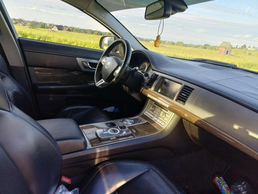 Black Jaguar XF 2011 in Kaisiadorys, with an engine capacity of 2.99 L and mileage of 360 thousand km for 3700 €, photo 13 on AUTOMOTO.COM.LV