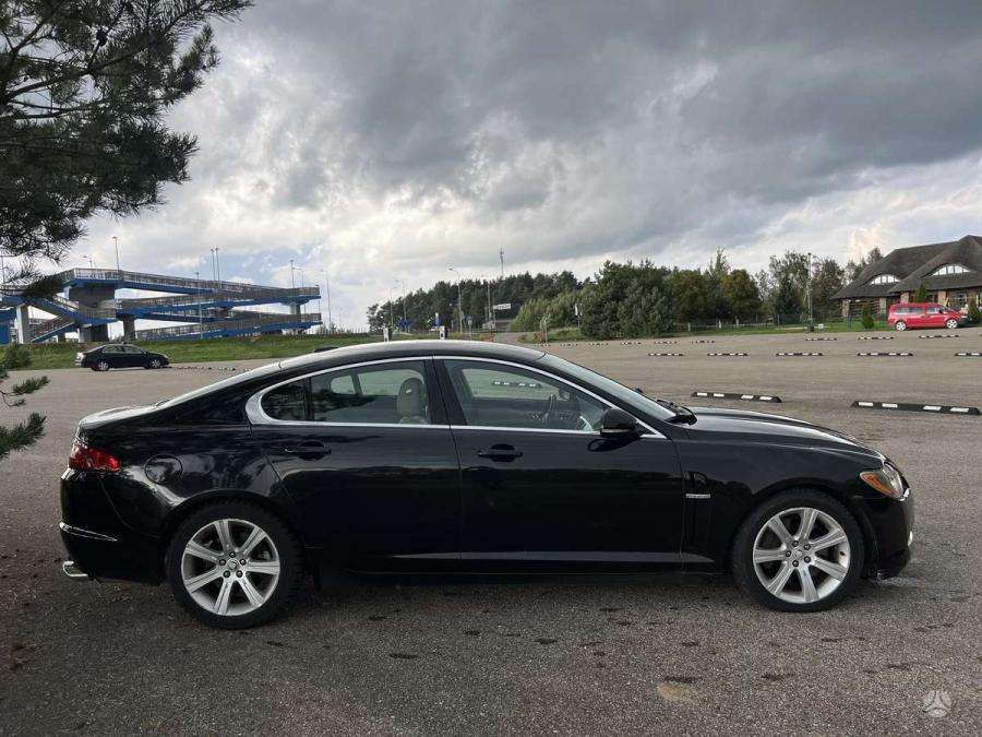 Black Jaguar XF 2011 in Vilnius, with an engine capacity of 2.99 L and mileage of 245 thousand km for 2650 €, photo 6 on AUTOMOTO.COM.LV