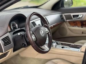 Black Jaguar XF 2011 in Vilnius, with an engine capacity of 2.99 L and mileage of 245 thousand km for 2650 €, photo 10 on AUTOMOTO.COM.LV