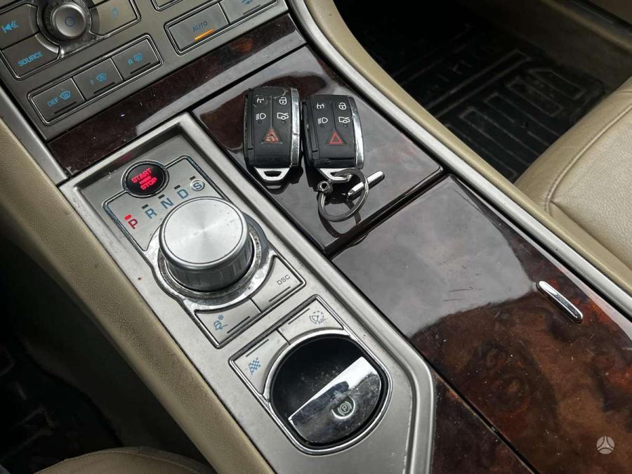 Black Jaguar XF 2011 in Vilnius, with an engine capacity of 2.99 L and mileage of 245 thousand km for 2650 €, photo 11 on AUTOMOTO.COM.LV