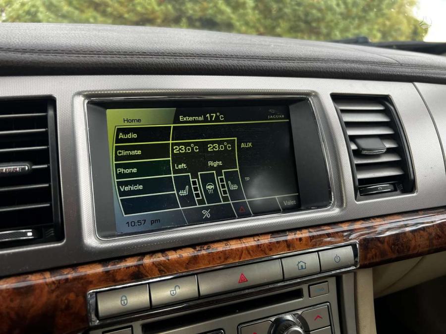 Black Jaguar XF 2011 in Vilnius, with an engine capacity of 2.99 L and mileage of 245 thousand km for 2650 €, photo 12 on AUTOMOTO.COM.LV