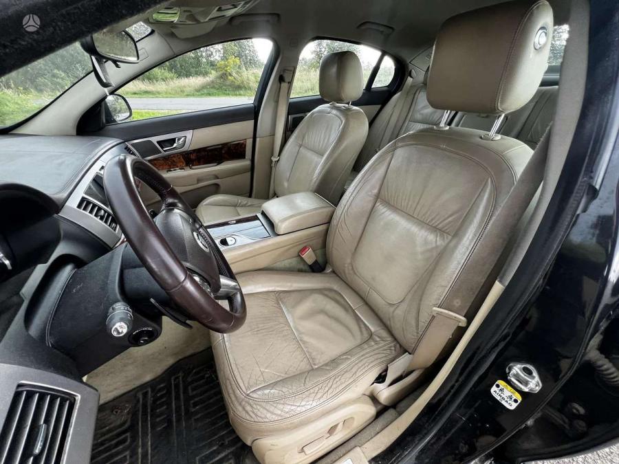 Black Jaguar XF 2011 in Vilnius, with an engine capacity of 2.99 L and mileage of 245 thousand km for 2650 €, photo 14 on AUTOMOTO.COM.LV