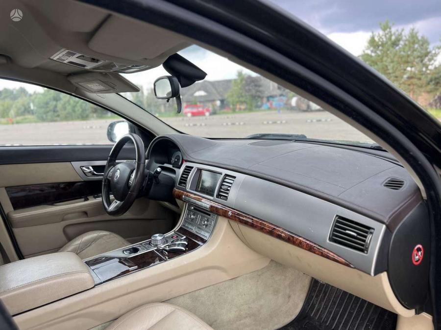 Black Jaguar XF 2011 in Vilnius, with an engine capacity of 2.99 L and mileage of 245 thousand km for 2650 €, photo 16 on AUTOMOTO.COM.LV