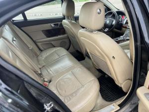 Black Jaguar XF 2011 in Vilnius, with an engine capacity of 2.99 L and mileage of 245 thousand km for 2650 €, photo 17 on AUTOMOTO.COM.LV