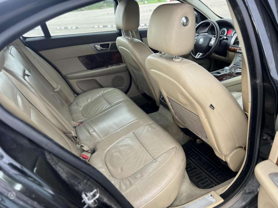 Black Jaguar XF 2011 in Vilnius, with an engine capacity of 2.99 L and mileage of 245 thousand km for 2650 €, photo 17 on AUTOMOTO.COM.LV