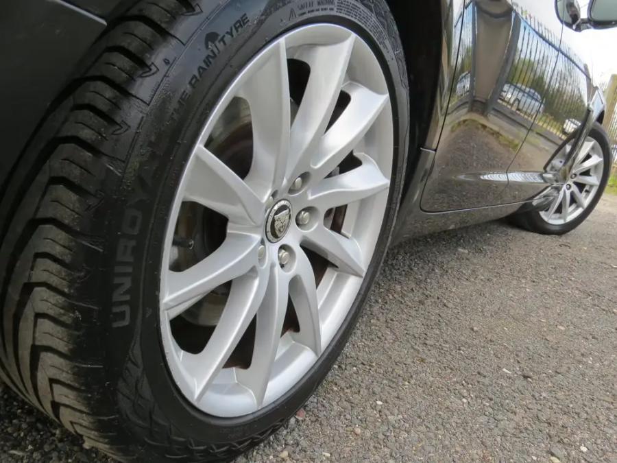 Black Jaguar XF 2012 in Riga, with an engine capacity of 2.20 L and mileage of 200 thousand km for 8490 €, photo 6 on AUTOMOTO.COM.LV