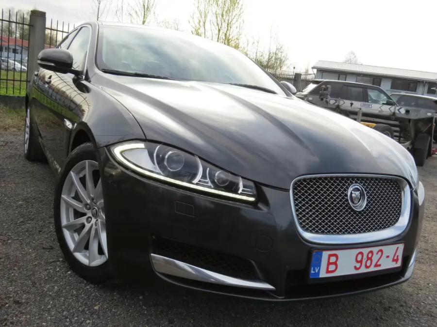 Black Jaguar XF 2012 in Riga, with an engine capacity of 2.20 L and mileage of 200 thousand km for 8490 €, photo 7 on AUTOMOTO.COM.LV