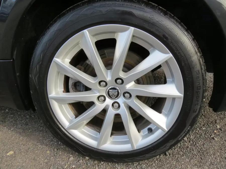 Black Jaguar XF 2012 in Riga, with an engine capacity of 2.20 L and mileage of 200 thousand km for 8490 €, photo 13 on AUTOMOTO.COM.LV
