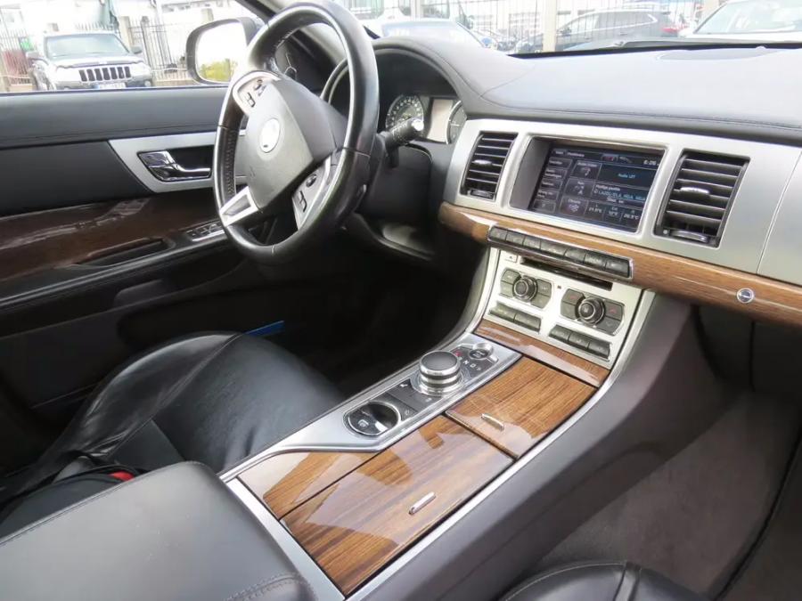 Black Jaguar XF 2012 in Riga, with an engine capacity of 2.20 L and mileage of 200 thousand km for 8490 €, photo 16 on AUTOMOTO.COM.LV