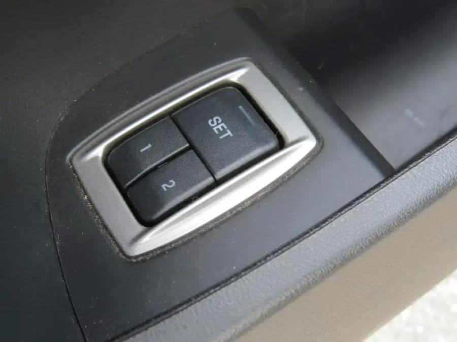 Black Jaguar XF 2012 in Riga, with an engine capacity of 2.20 L and mileage of 200 thousand km for 8490 €, photo 18 on AUTOMOTO.COM.LV