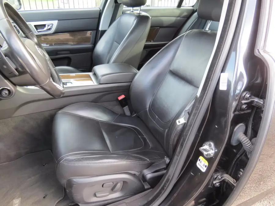 Black Jaguar XF 2012 in Riga, with an engine capacity of 2.20 L and mileage of 200 thousand km for 8490 €, photo 19 on AUTOMOTO.COM.LV