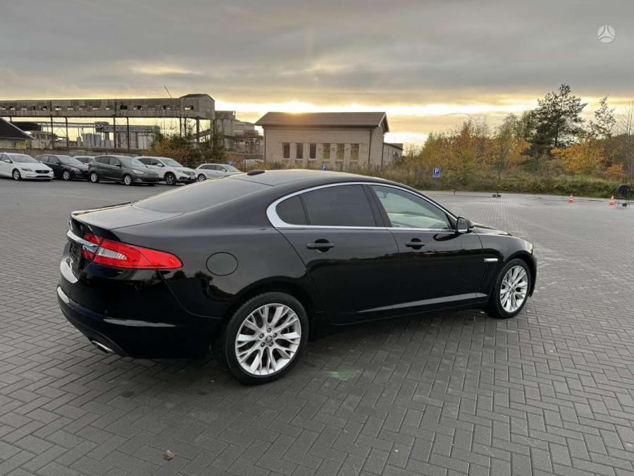 Black Jaguar XF 2012 in Telschi, with an engine capacity of 2.18 L and mileage of 261 thousand km for 4499 €, photo 9 on AUTOMOTO.COM.LV