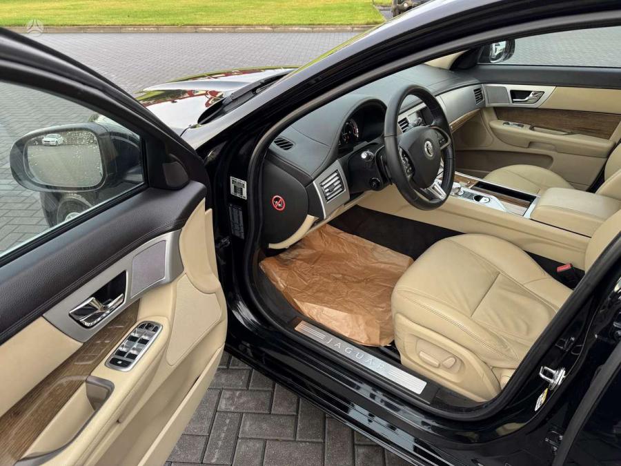 Black Jaguar XF 2012 in Telschi, with an engine capacity of 2.18 L and mileage of 261 thousand km for 4499 €, photo 17 on AUTOMOTO.COM.LV