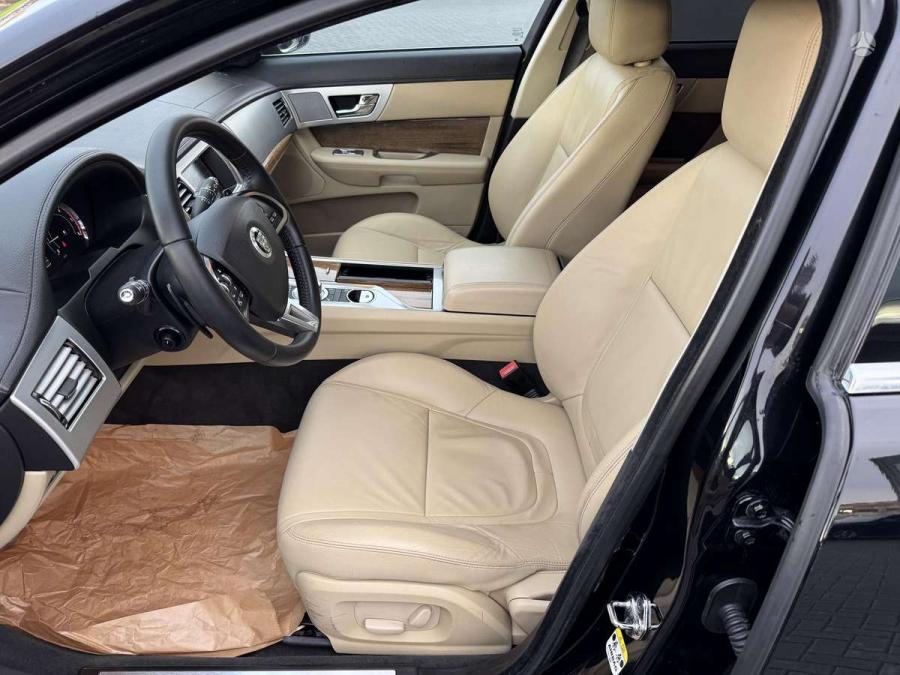 Black Jaguar XF 2012 in Telschi, with an engine capacity of 2.18 L and mileage of 261 thousand km for 4499 €, photo 18 on AUTOMOTO.COM.LV