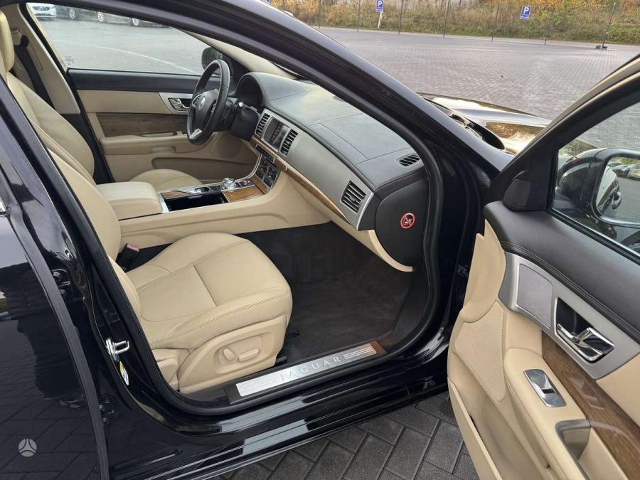 Black Jaguar XF 2012 in Telschi, with an engine capacity of 2.18 L and mileage of 261 thousand km for 4499 €, photo 23 on AUTOMOTO.COM.LV