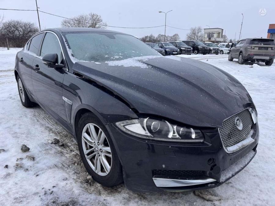 Black Jaguar XF 2013 in Siauliai, with an engine capacity of 2.18 L and mileage of 233 thousand km for 3550 €, photo 2 on AUTOMOTO.COM.LV