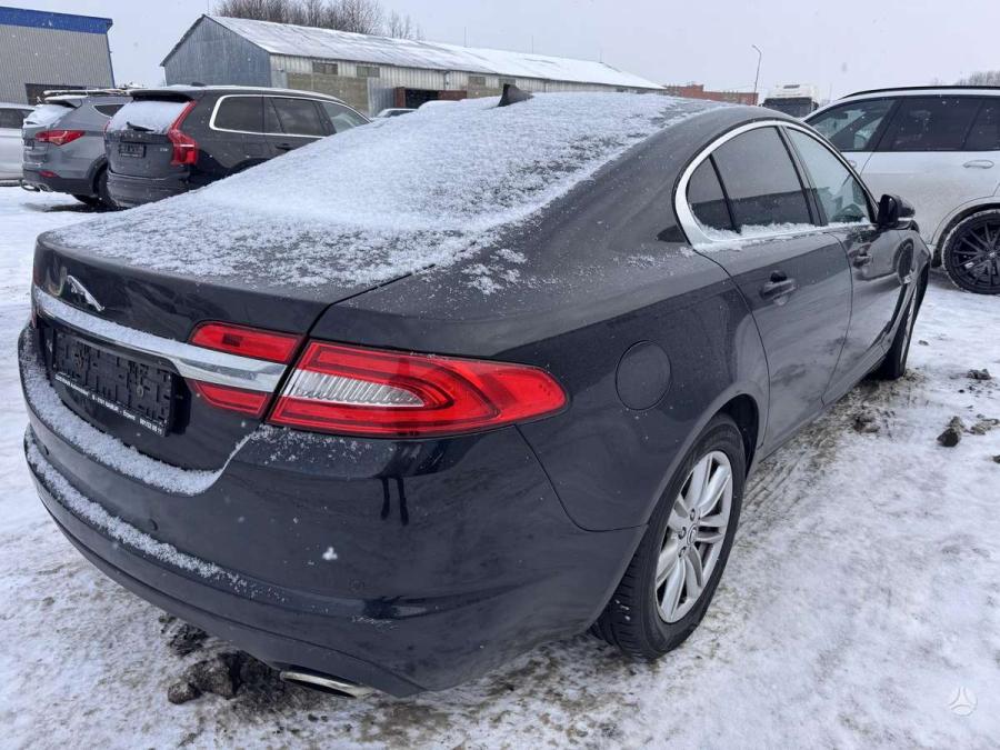 Black Jaguar XF 2013 in Siauliai, with an engine capacity of 2.18 L and mileage of 233 thousand km for 3550 €, photo 6 on AUTOMOTO.COM.LV