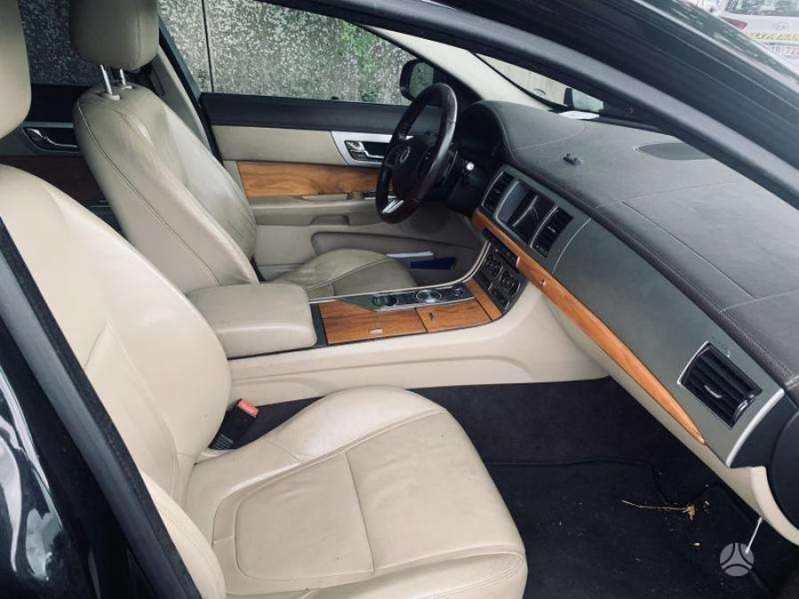 Black Jaguar XF 2013 in Siauliai, with an engine capacity of 2.18 L and mileage of 233 thousand km for 3550 €, photo 9 on AUTOMOTO.COM.LV