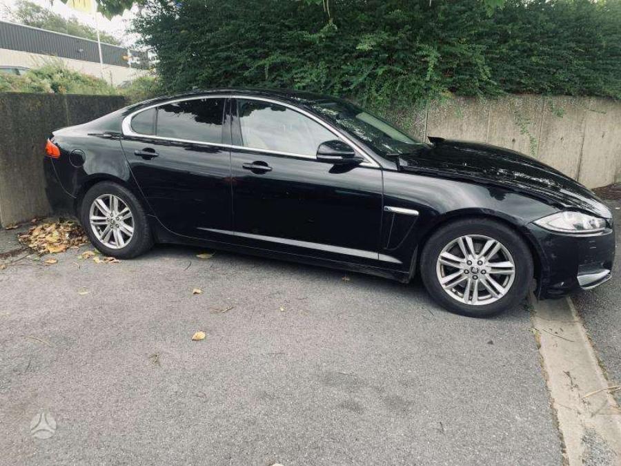 Black Jaguar XF 2013 in Siauliai, with an engine capacity of 2.18 L and mileage of 233 thousand km for 3350 €, photo 5 on AUTOMOTO.COM.LV