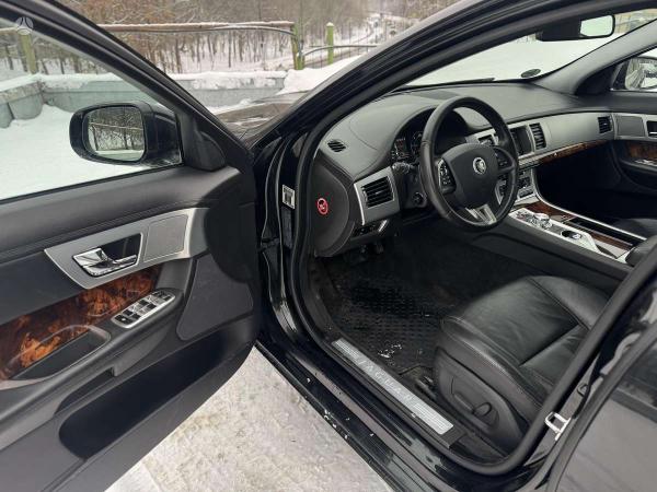 Black Jaguar XF 2013 in Vilnius, with an engine capacity of 2.18 L and mileage of 242 thousand km for 7500 €, photo 4 on AUTOMOTO.COM.LV