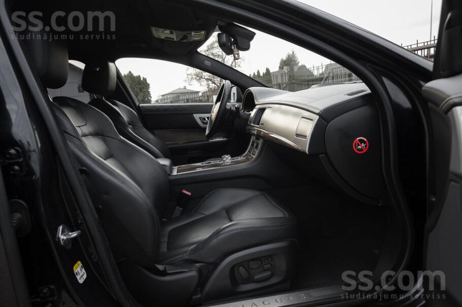 Melns Jaguar XF 2013 Jelgava, ar dzinēja tilpumu 3.00 L un nobraukumu 267 tūkst. km par 9900 €, foto 15 vietnē AUTOMOTO.COM.LV