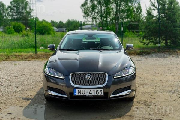 Black Jaguar XF 2013 in Riga, with an engine capacity of 2.20 L and mileage of 279 thousand km for 8990 €, photo 3 on AUTOMOTO.COM.LV