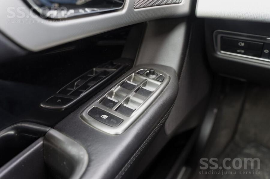 Black Jaguar XF 2013 in Riga, with an engine capacity of 2.20 L and mileage of 279 thousand km for 8990 €, photo 26 on AUTOMOTO.COM.LV