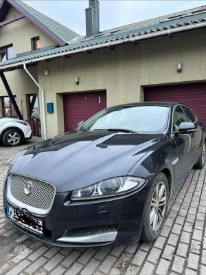 Black Jaguar XF 2014 in Vilnius, with an engine capacity of 2.18 L and mileage of 255 thousand km for 3800 €, photo 2 on AUTOMOTO.COM.LV