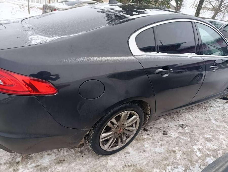 Black Jaguar XF 2015 in Taurage, with an engine capacity of 2.18 L and mileage of 180 thousand km for 3150 €, photo 6 on AUTOMOTO.COM.LV