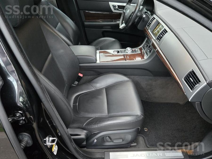 Black Jaguar XF 2015 in Jurmala, with an engine capacity of 2.20 L and mileage of 185 thousand km for 8500 €, photo 11 on AUTOMOTO.COM.LV