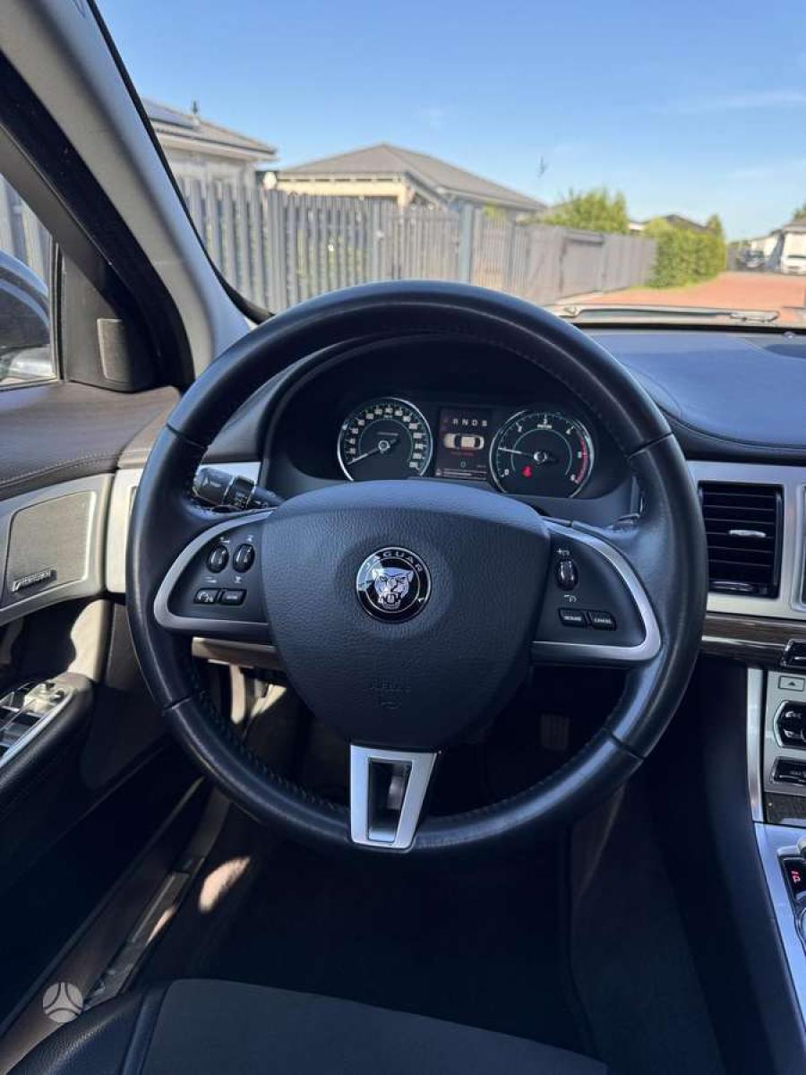 Black Jaguar XF 2015 in Klaipeda, with an engine capacity of 2.18 L and mileage of 136 thousand km for 9300 €, photo 8 on AUTOMOTO.COM.LV