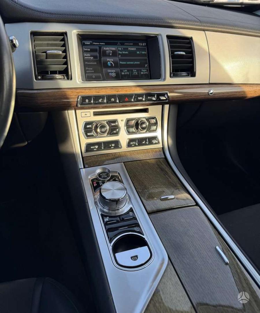 Black Jaguar XF 2015 in Klaipeda, with an engine capacity of 2.18 L and mileage of 136 thousand km for 9300 €, photo 9 on AUTOMOTO.COM.LV