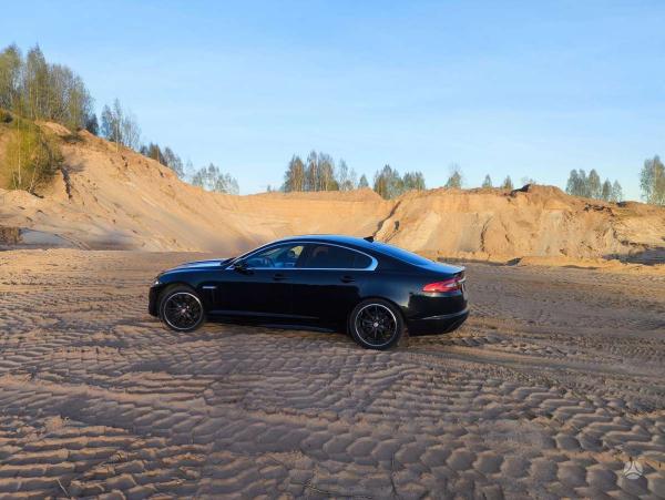 Black Jaguar XF 2015 in Vilnius, with an engine capacity of 2.18 L and mileage of 232 thousand km for 7450 €, photo 7 on AUTOMOTO.COM.LV