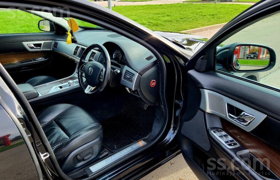 Black Jaguar XF 2015 in Jelgava, with an engine capacity of 2.20 L and mileage of 170 thousand km for 3800 €, photo 9 on AUTOMOTO.COM.LV