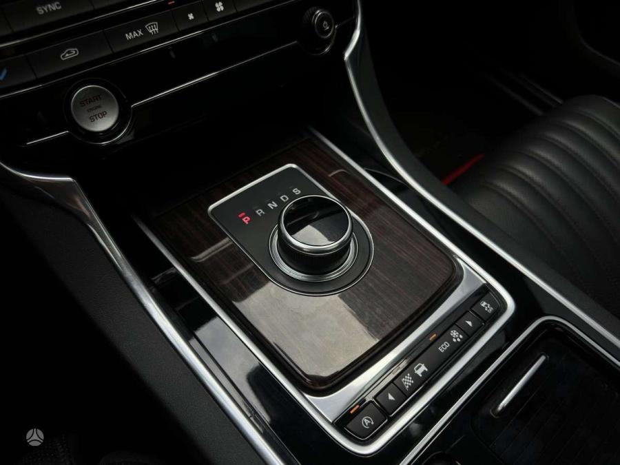 Melns Jaguar XF 2016 Klaipėda, ar dzinēja tilpumu 3.00 L un nobraukumu 274 tūkst. km par 11750 €, foto 26 vietnē AUTOMOTO.COM.LV