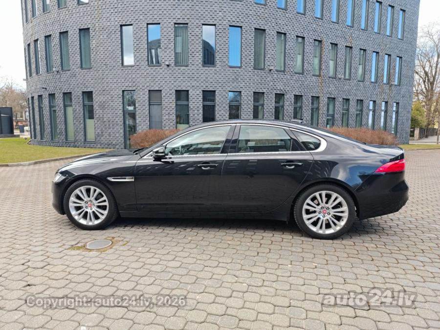 Black Jaguar XF 2017 in Tallinn, with an engine capacity of 2.00 L and mileage of 181 thousand km for 13500 €, photo 5 on AUTOMOTO.COM.LV