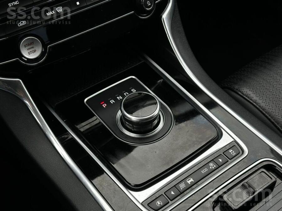 Black Jaguar XF 2017 in Jelgava, with an engine capacity of 2.00 L and mileage of 0 thousand km for 10990 €, photo 25 on AUTOMOTO.COM.LV