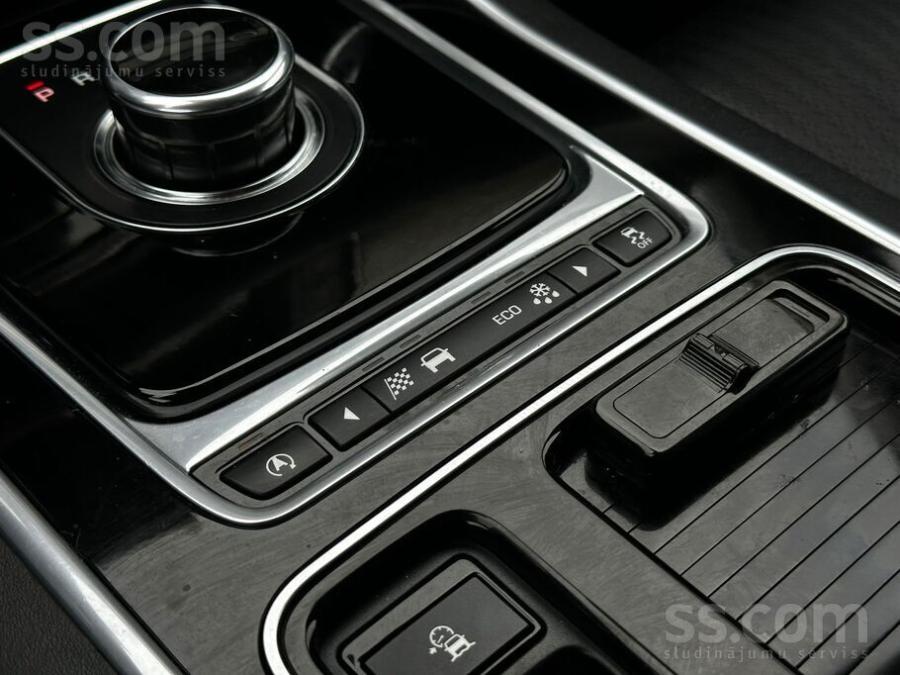 Black Jaguar XF 2017 in Jelgava, with an engine capacity of 2.00 L and mileage of 0 thousand km for 10990 €, photo 26 on AUTOMOTO.COM.LV