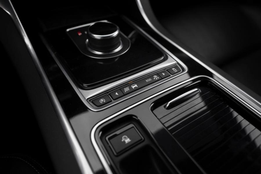 Melns Jaguar XF 2017 Rīga, ar dzinēja tilpumu 2.00 L un nobraukumu 123 tūkst. km par 15990 €, foto 26 vietnē AUTOMOTO.COM.LV